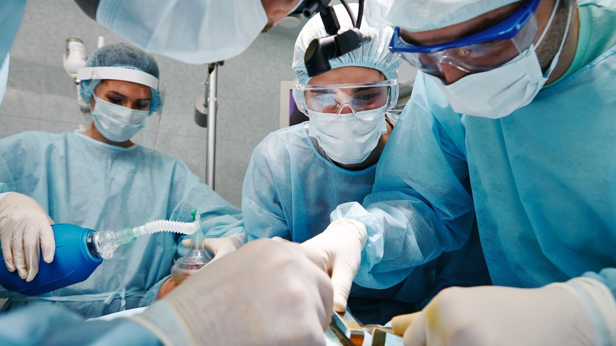 Peran Dokter Spesialis Bedah Umum dan Penyakit yang Ditanganinya - KlikDokter